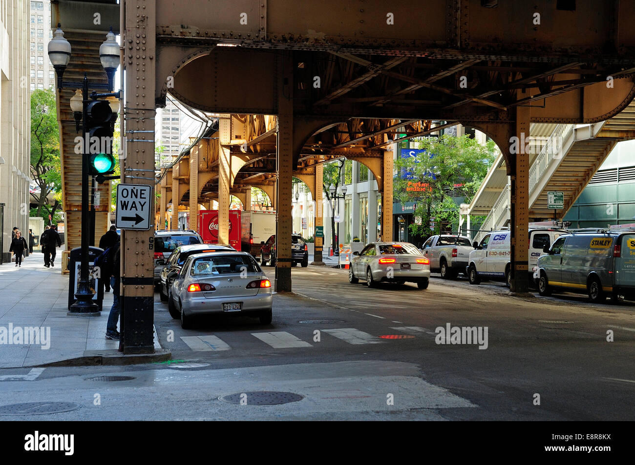Street scene under Chicago's L or elevated train Stock Photo - Alamy