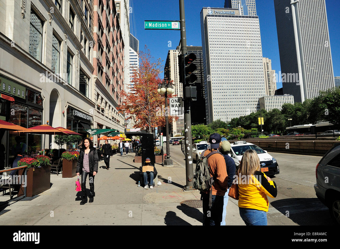 Chicago shoppers hi-res stock photography and images - Alamy