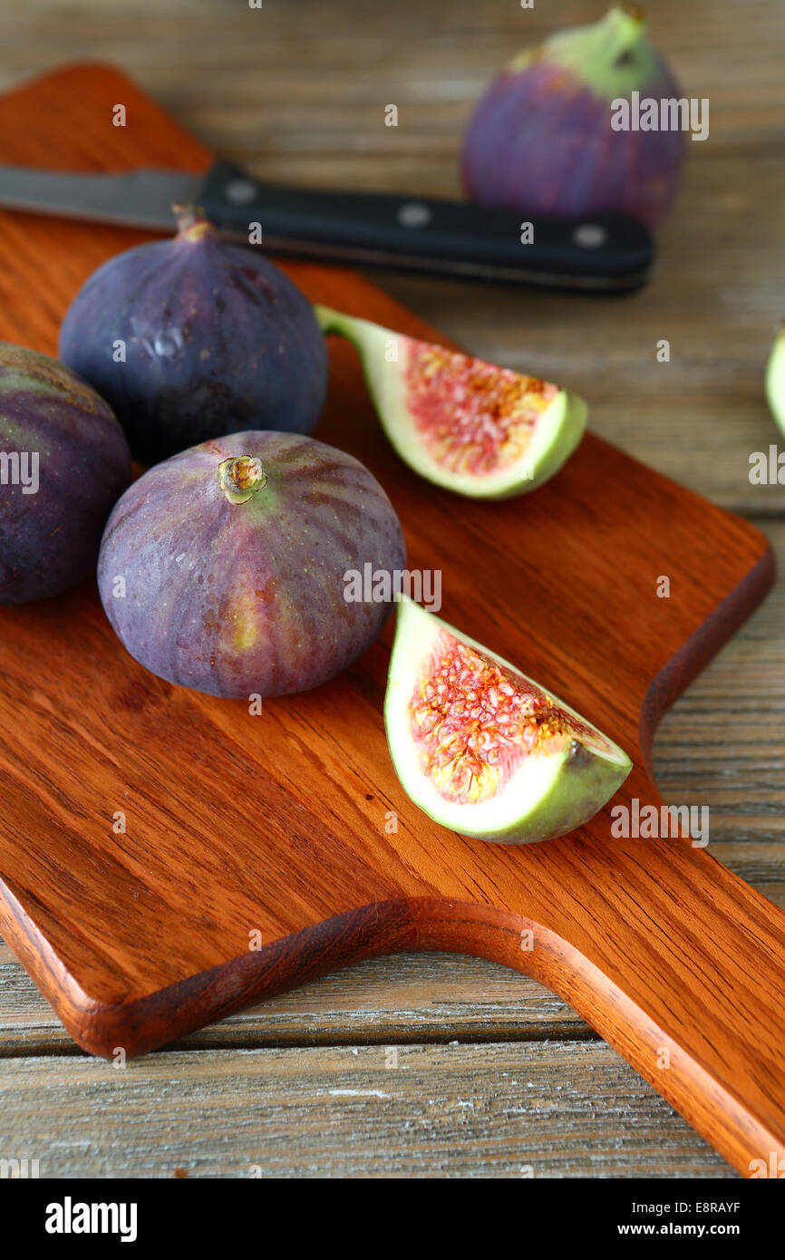 Sweet figs on the board, healthy food Stock Photo - Alamy