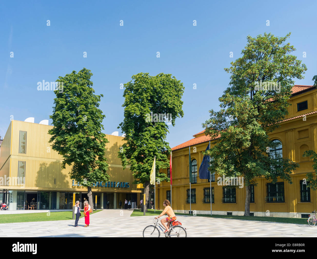 Lenbachhaus (Lenbach Building) and its staedtische Galarie (municipal ...