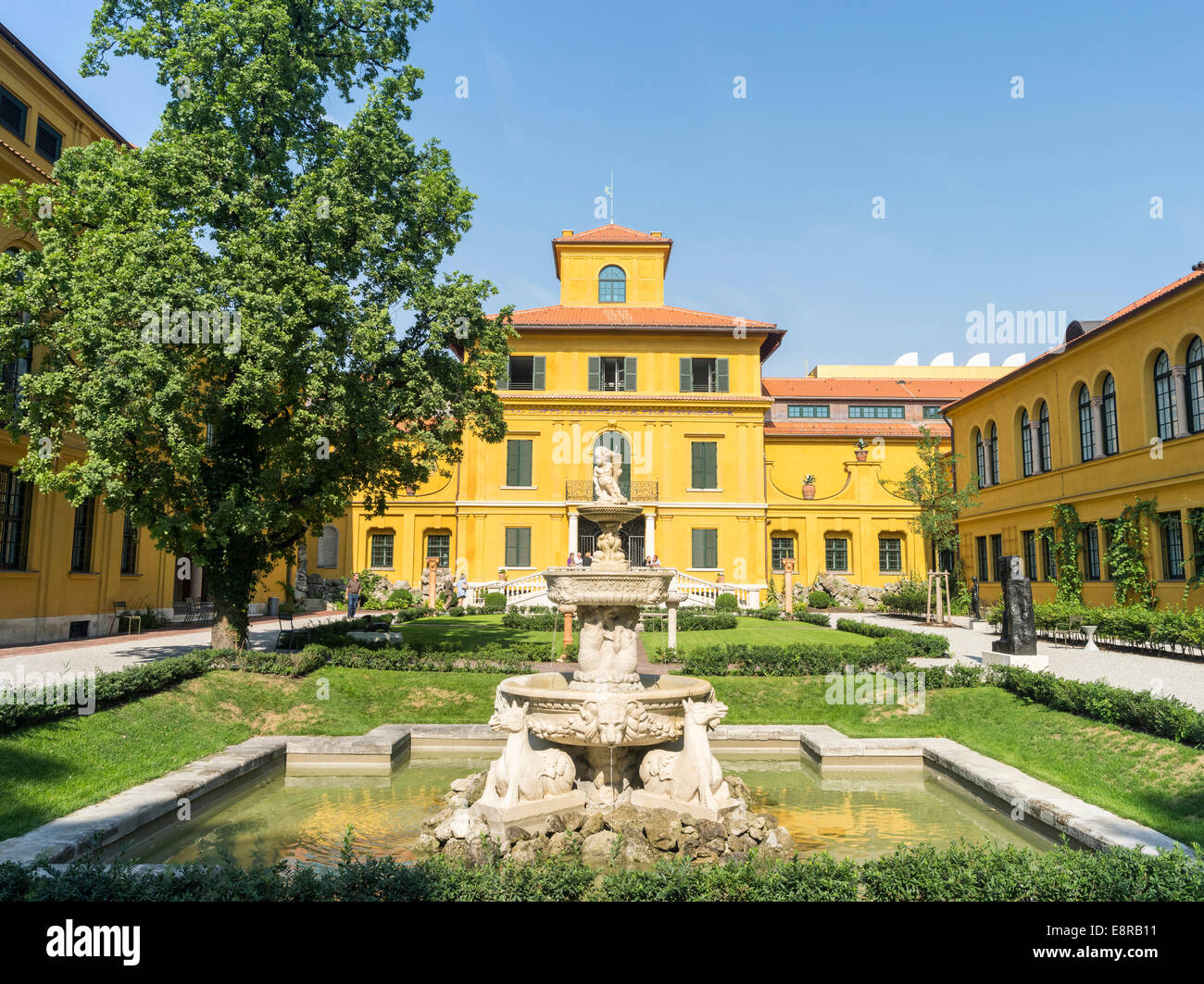 Lenbachhaus (Lenbach Building) and its staedtische Galarie (municipal ...