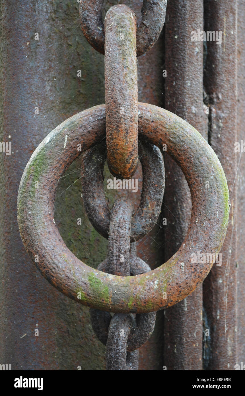Old chains hi-res stock photography and images - Alamy