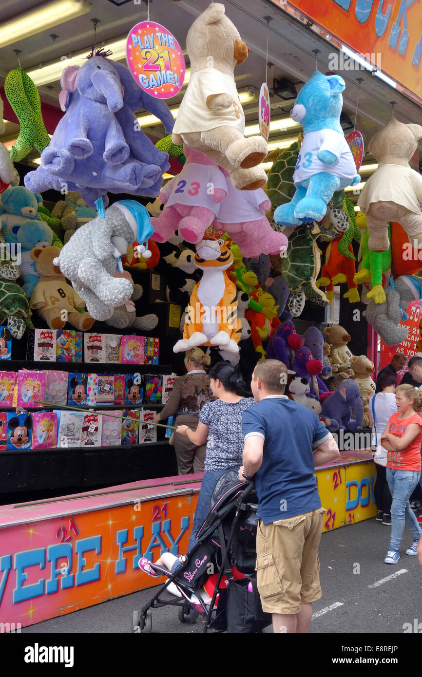 Fun fair game stall hi-res stock photography and images - Alamy