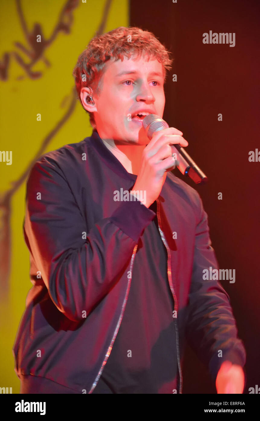 Tim Bendzko performing live at Koenig Pilsener Arena. Featuring: Tim ...