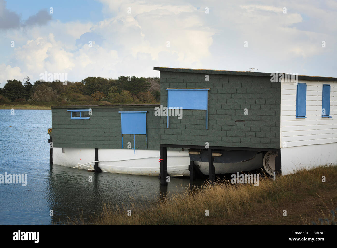 Houseboat exterior hi-res stock photography and images - Alamy