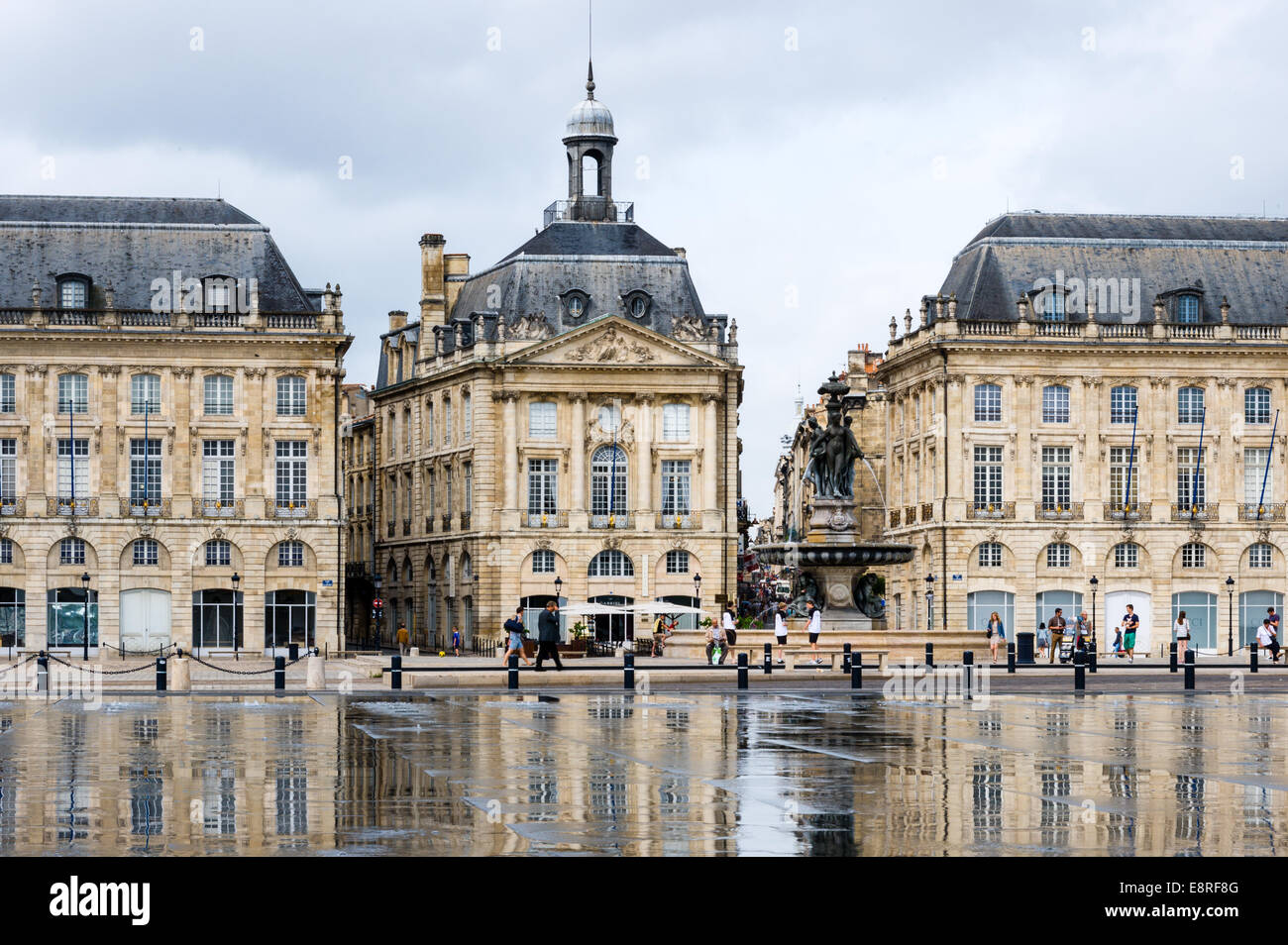 France, Bordeaux. Water mirror in front of Place de la Bourse Stock ...