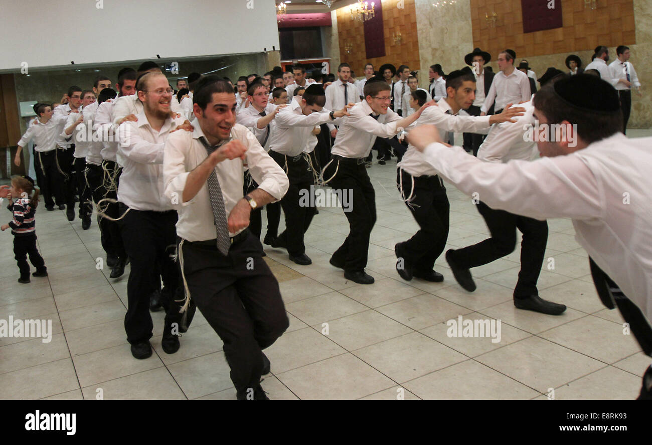 Sukkot dance hi-res stock photography and images - Alamy