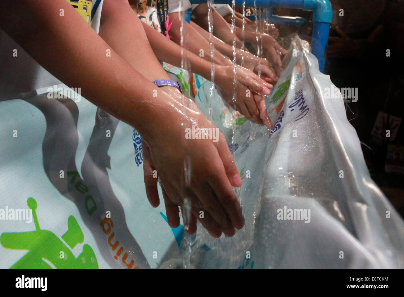 Mandaluyong City, Philippines. 14th Oct, 2014. Children wash their ...