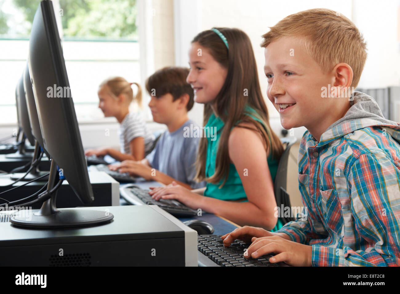 Children in a computer lesson hi-res stock photography and images - Alamy