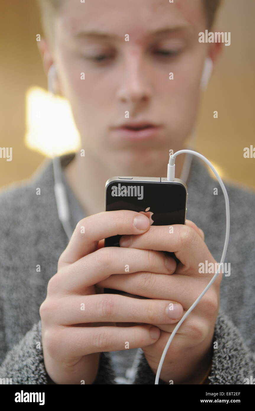 Teenage Boy Using An Apple iphone 4 Stock Photo - Alamy