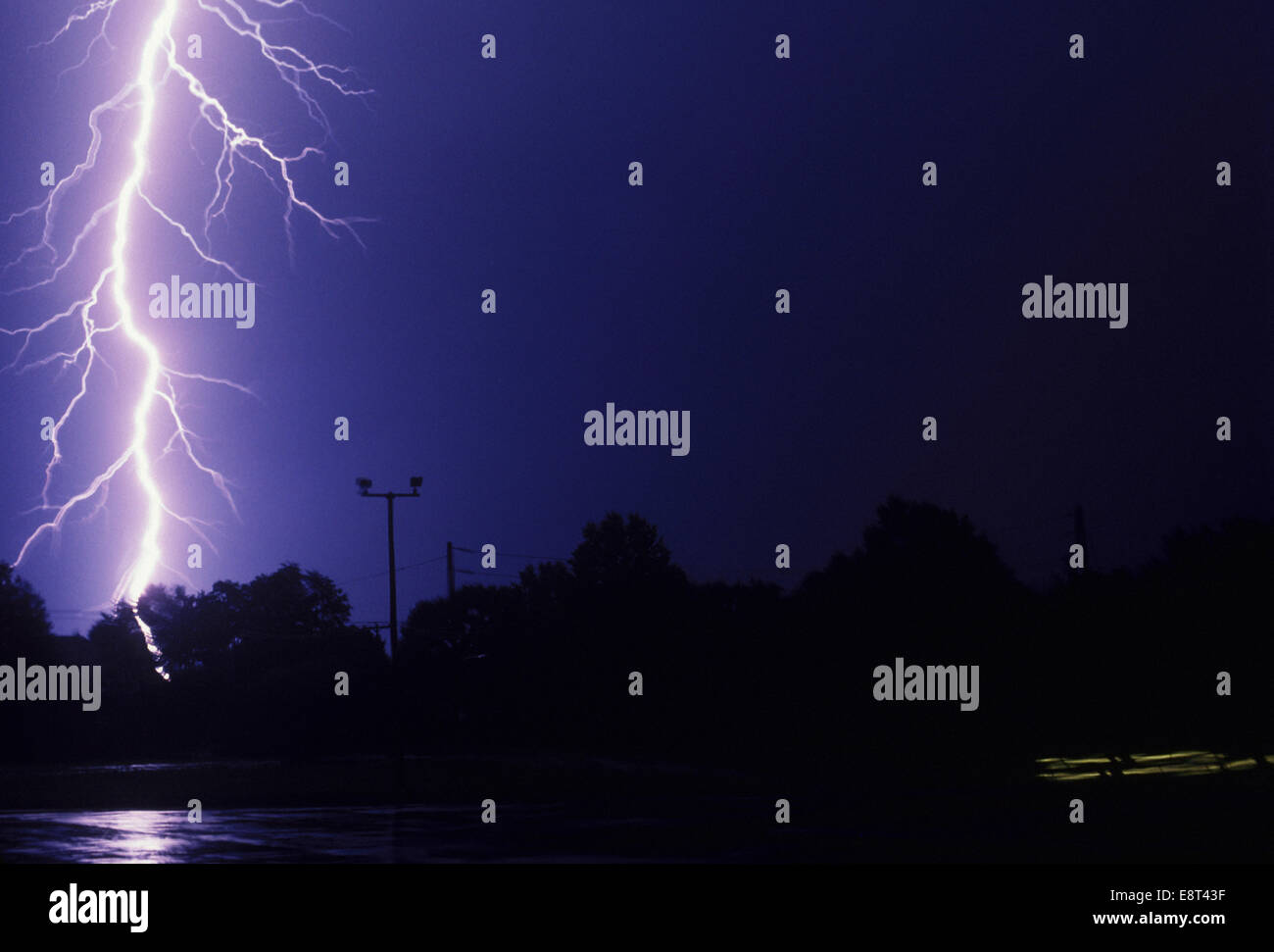 One single lightning bolt hi-res stock photography and images - Alamy