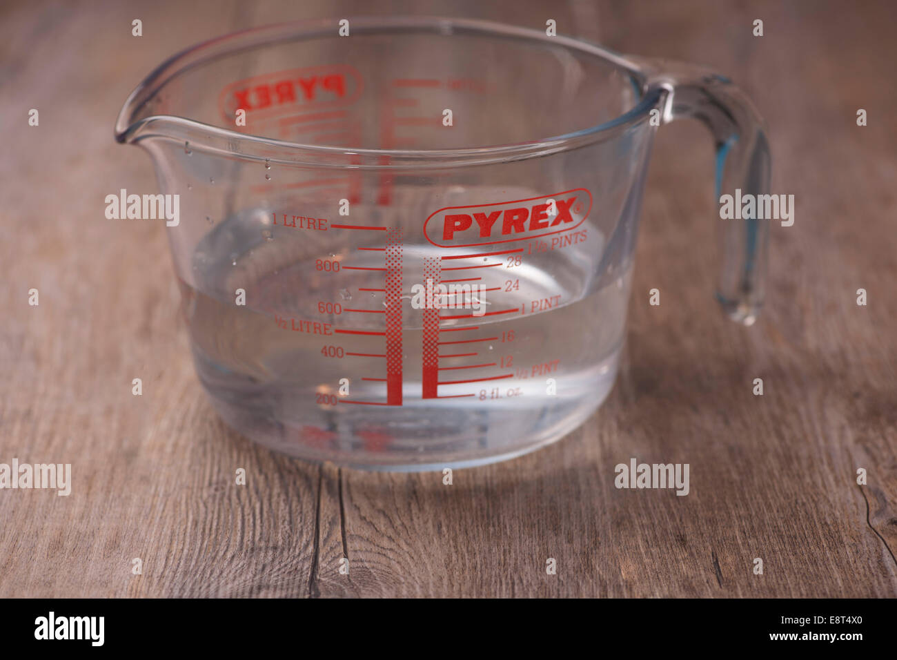 Pyrex glass one litre measuring jug Stock Photo - Alamy