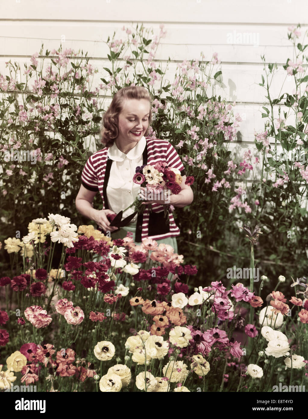 Women with flowers 1950s hi-res stock photography and images - Alamy