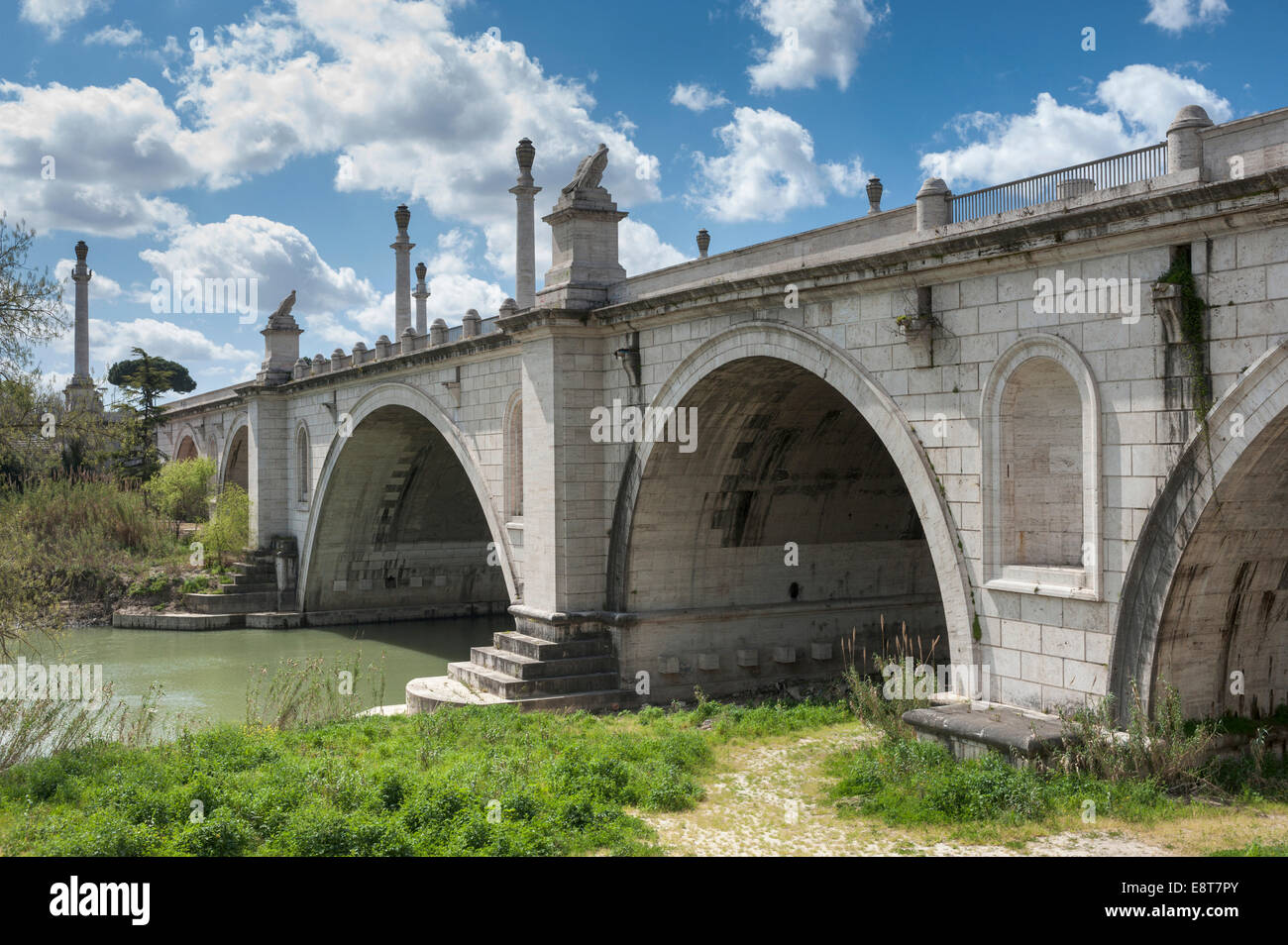 Duca d'Aosta bridge over the Tiber River, 1939 to 1942, access to the ...