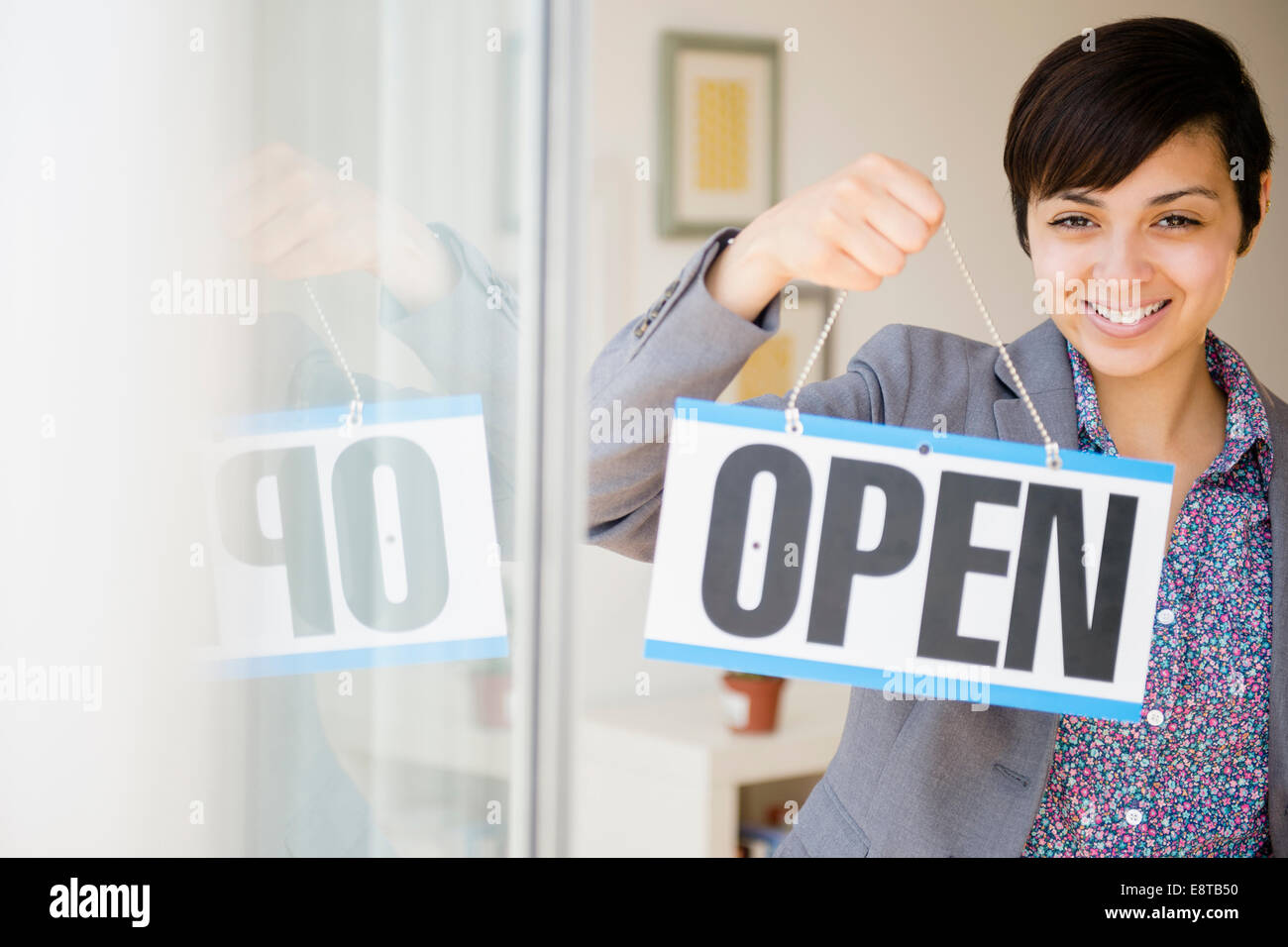 Person holding sign hi-res stock photography and images - Alamy