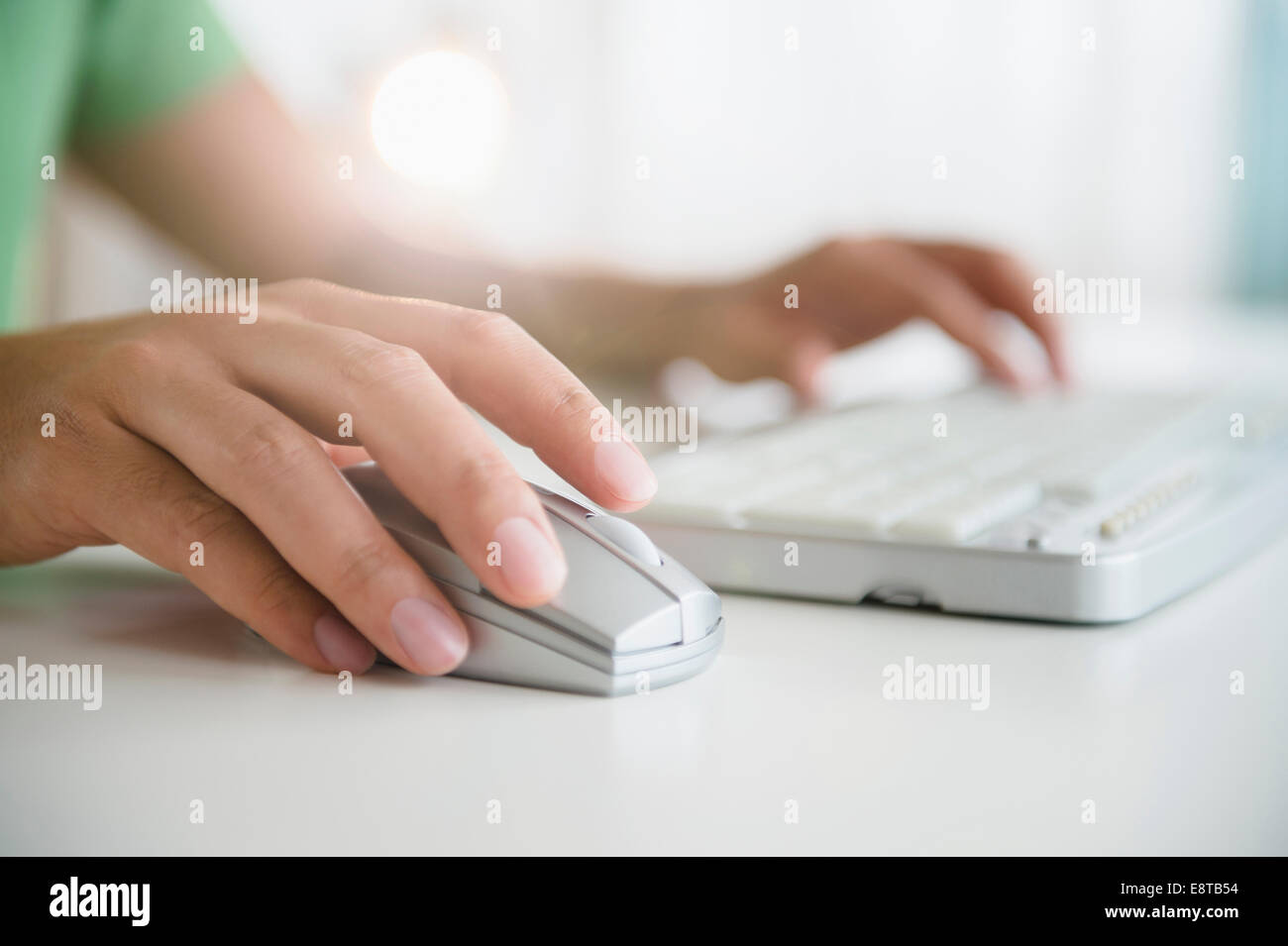 Using the mouse hi-res stock photography and images - Alamy