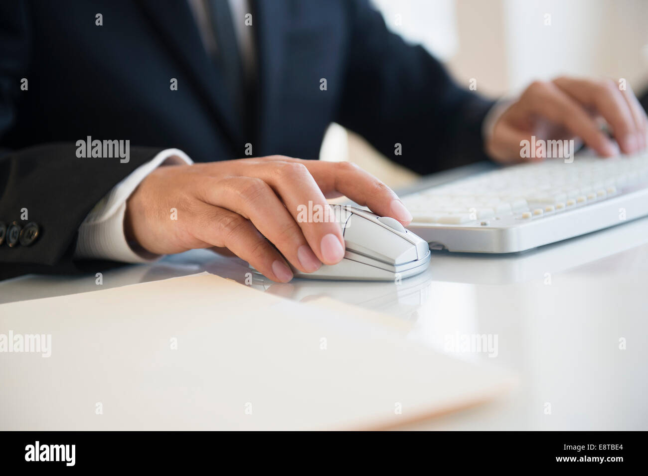 Using the mouse hi-res stock photography and images - Alamy
