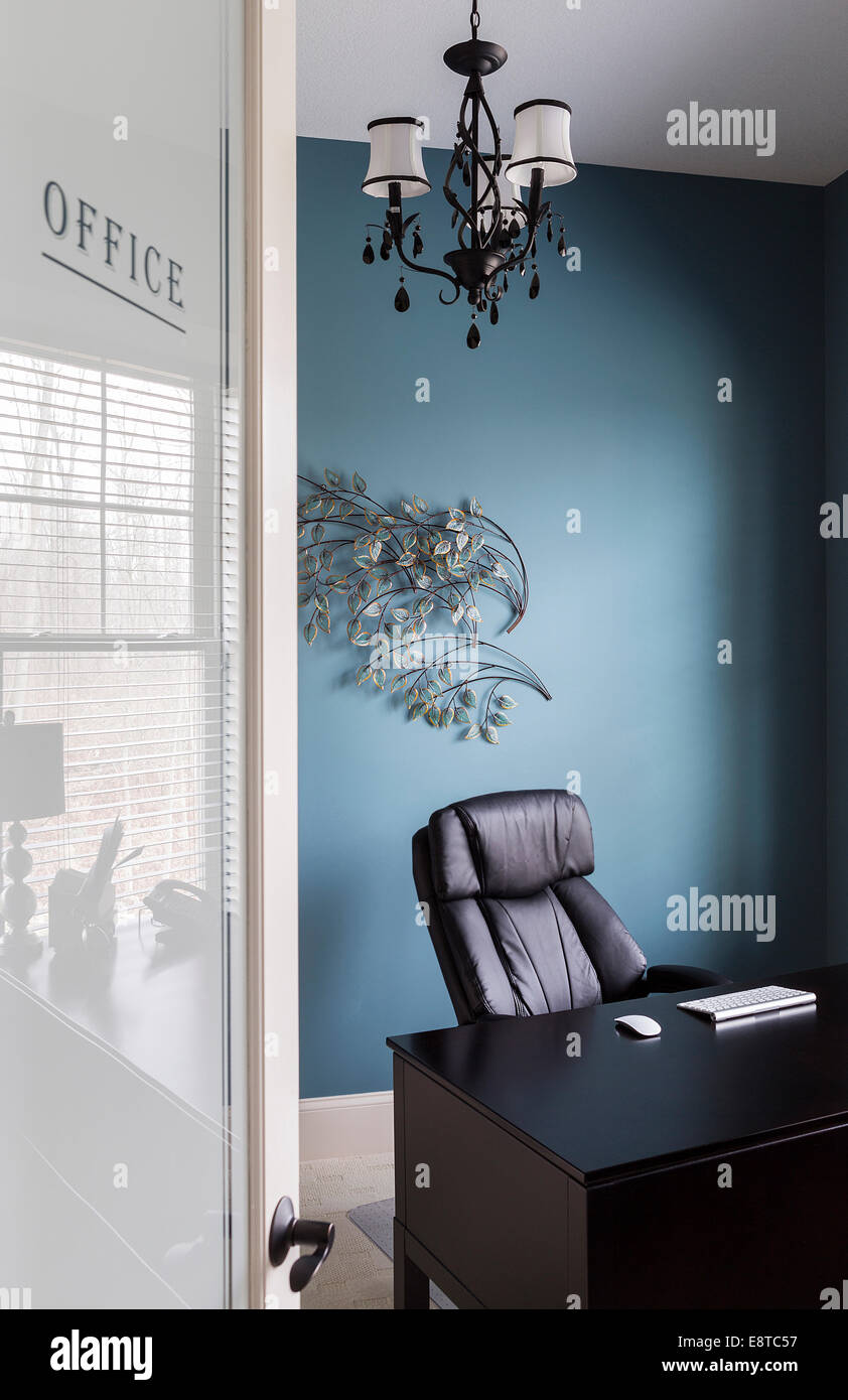 Empty office chair hi-res stock photography and images - Alamy