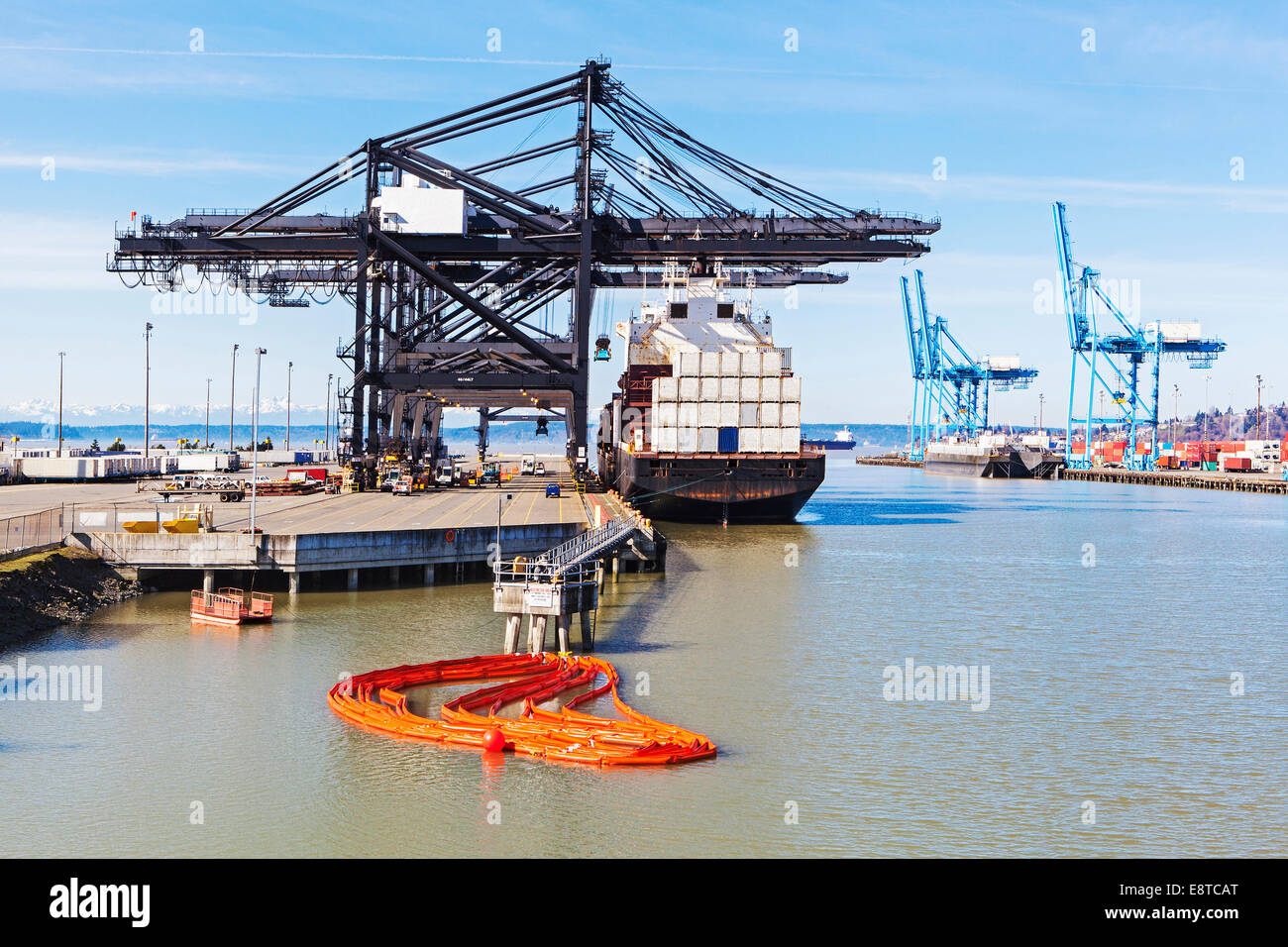 Container ship cranes horizontal hi-res stock photography and images ...