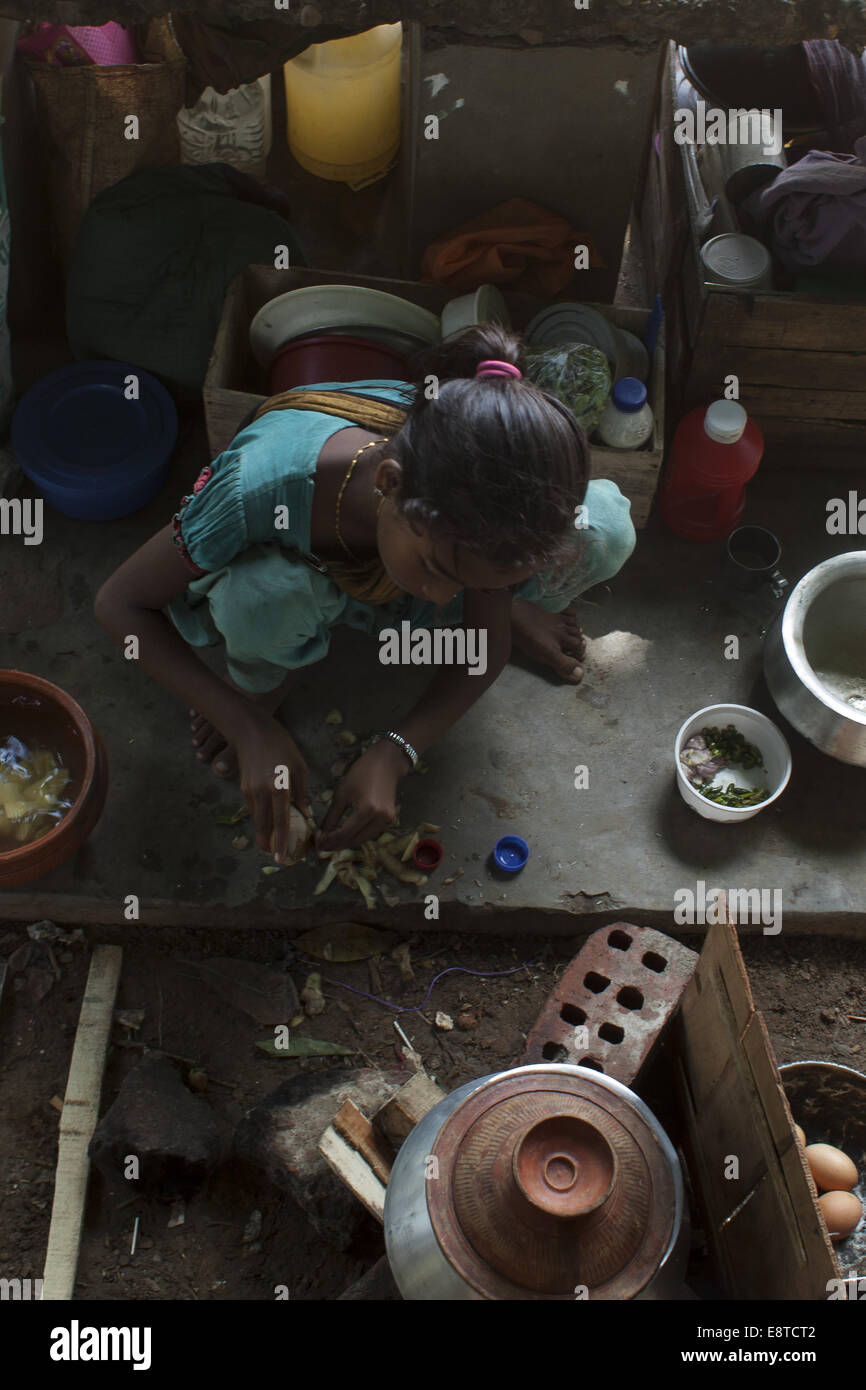 Dhaka, Bangladesh. 14th Oct, 2014. A street girl Brishti cooking food ...