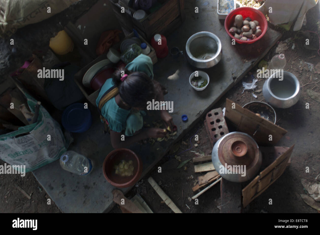 Dhaka, Bangladesh. 14th Oct, 2014. A street girl Brishti cooking food ...