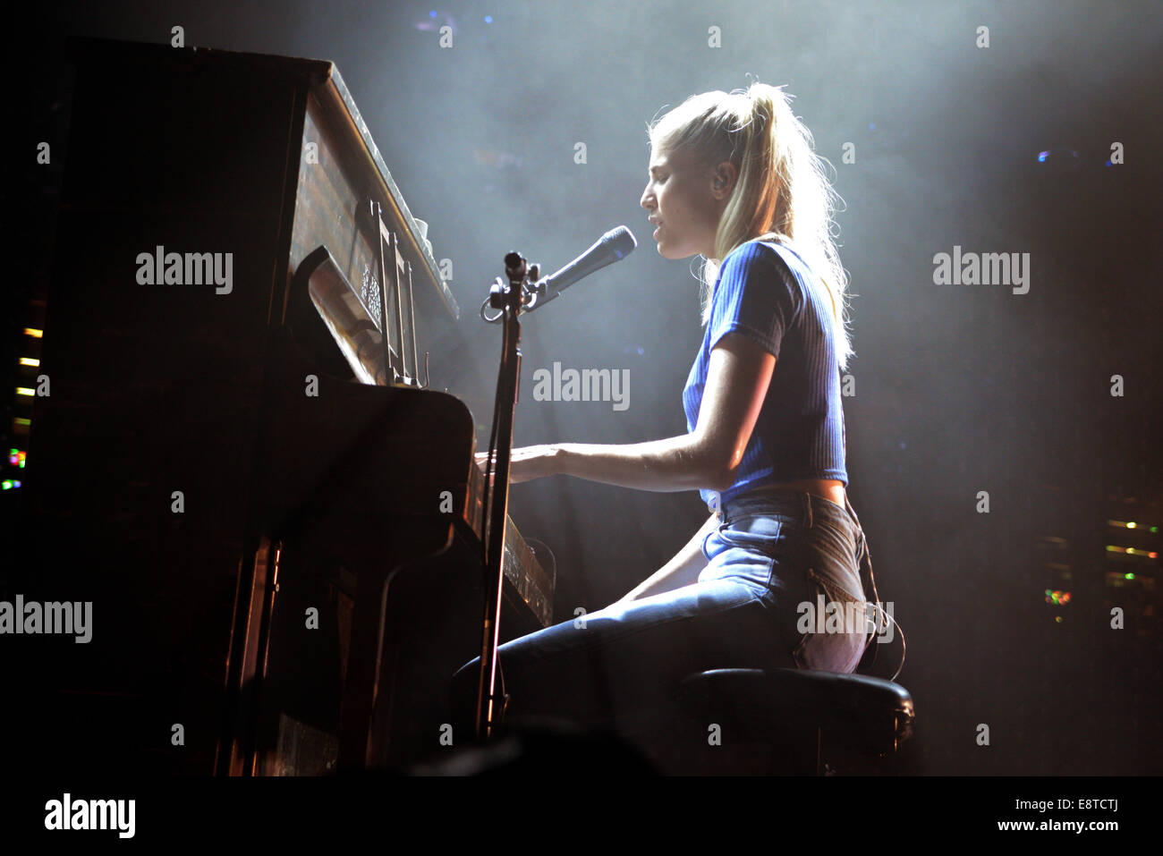 Hannah reid london grammar hi-res stock photography and images - Alamy