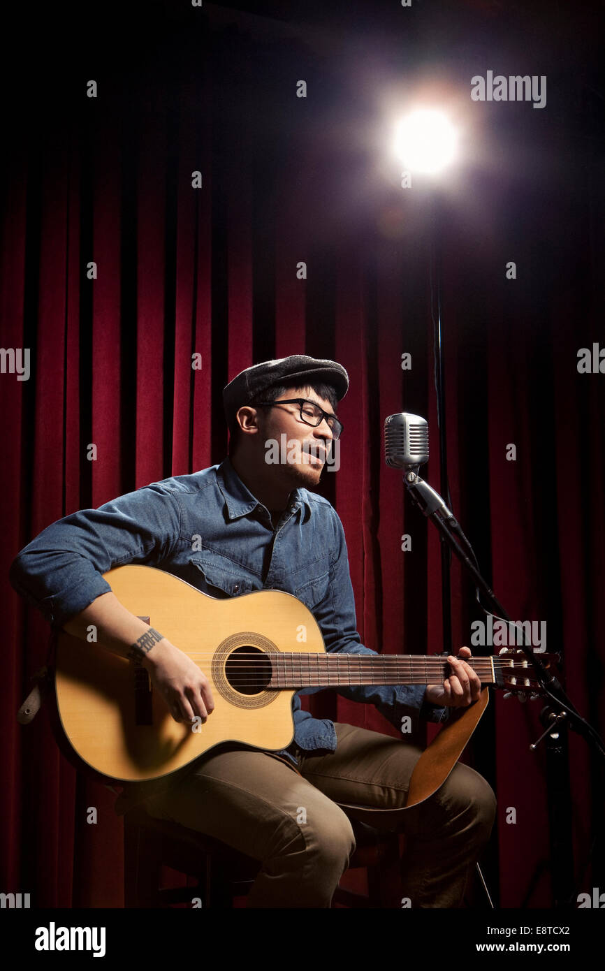 Singer stage spotlight hi-res stock photography and images - Alamy