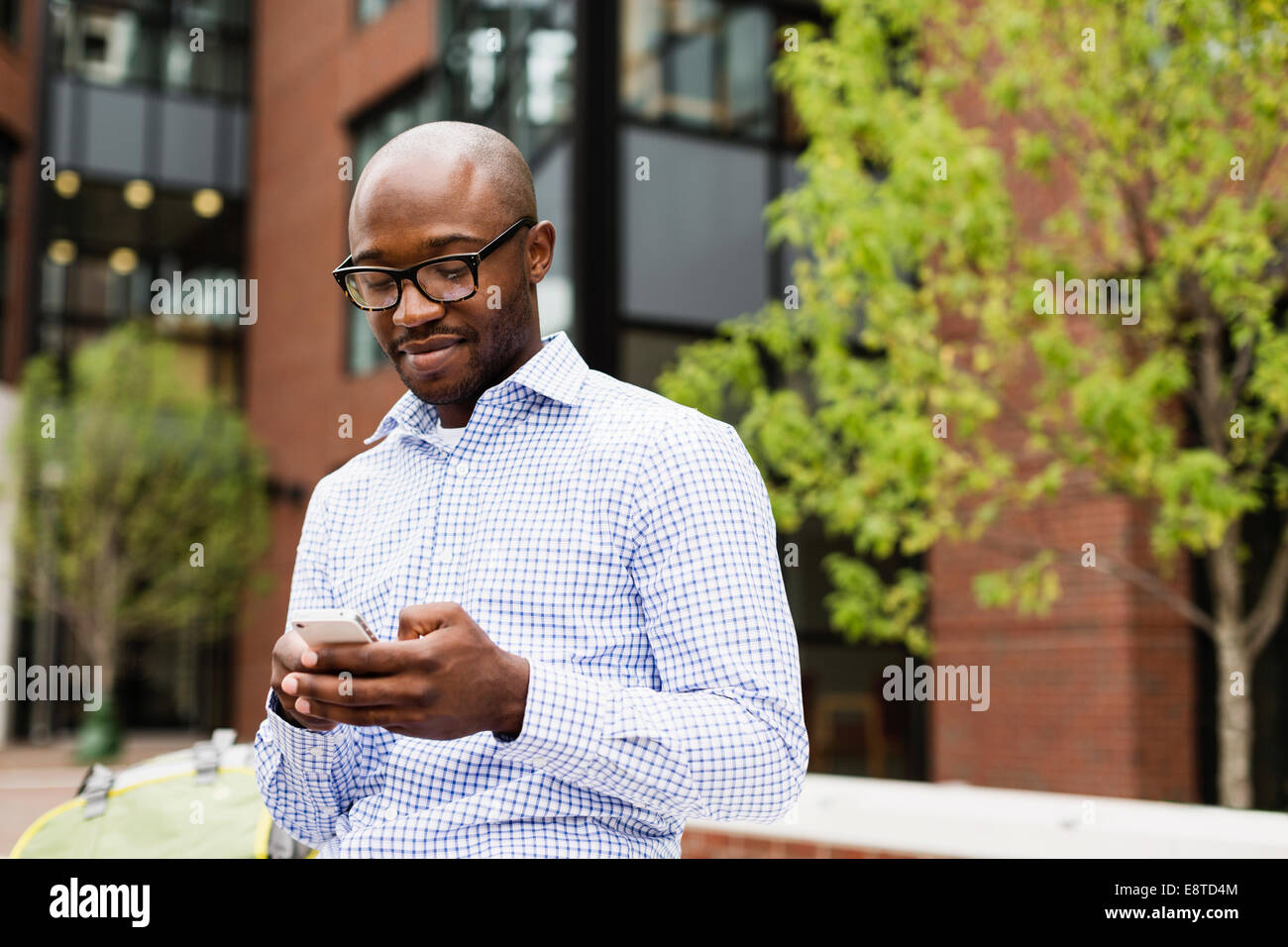 African man phone campus hi-res stock photography and images - Alamy