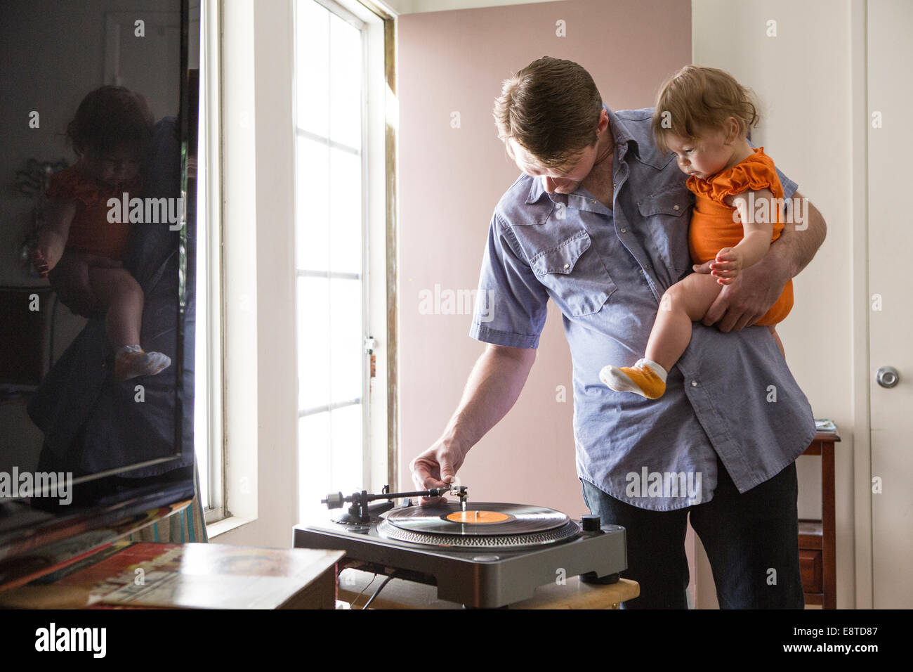 Caucasian father playing records with daughter Stock Photo - Alamy