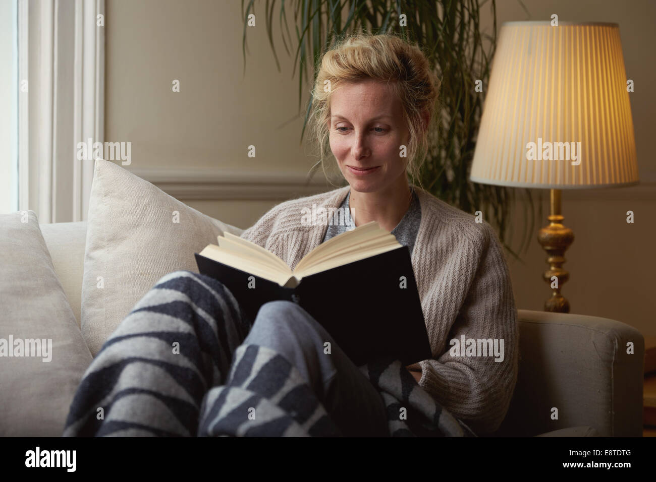 Lady reading a magazine hi-res stock photography and images - Alamy