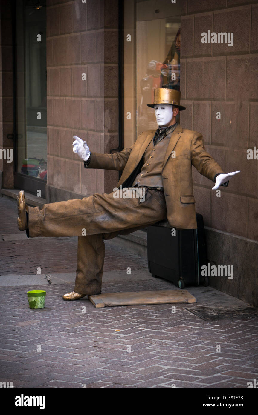 Gold statue mime hi-res stock photography and images - Alamy