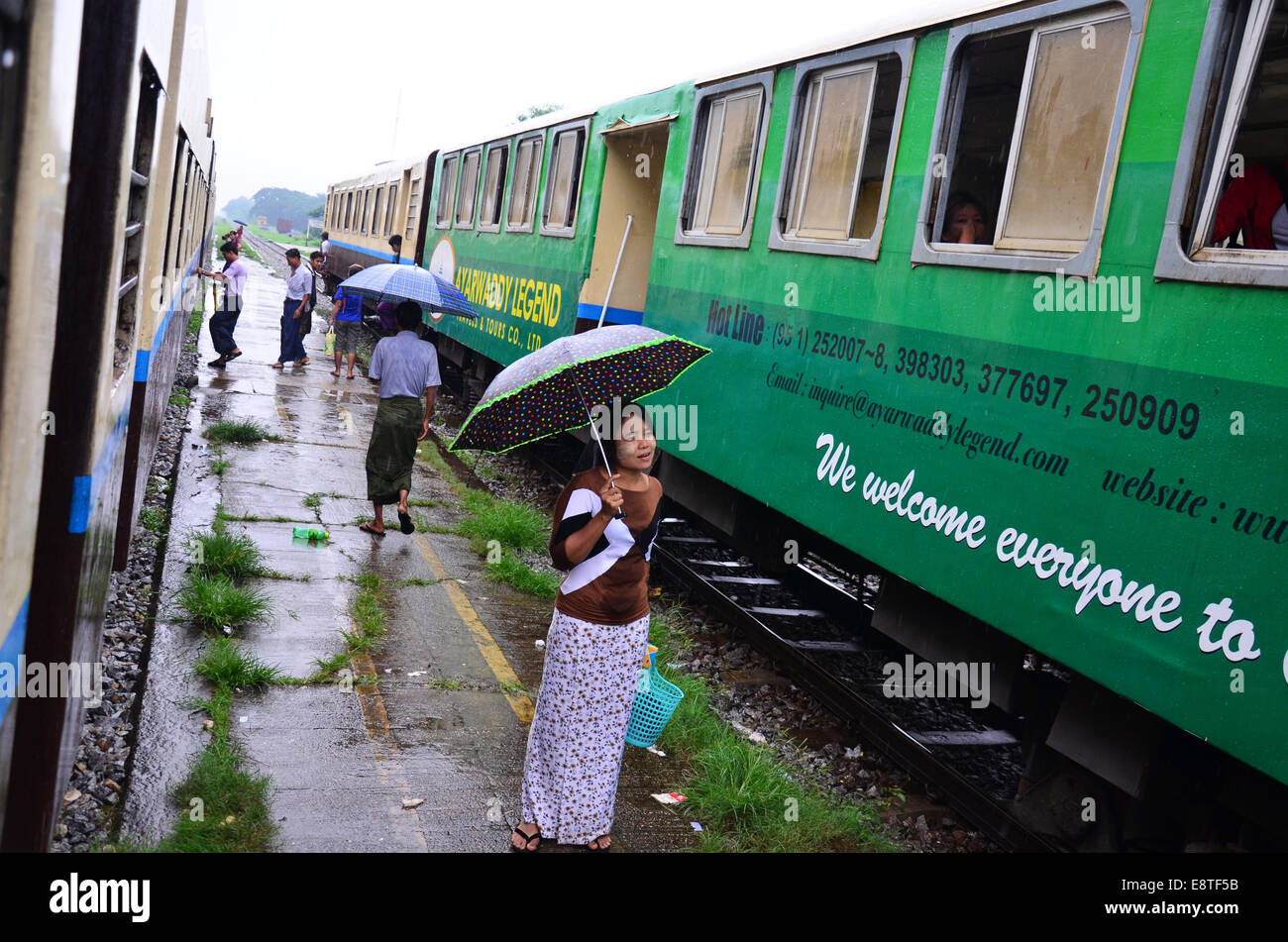 Woman myanmar railway station in yangon hi-res stock photography and ...