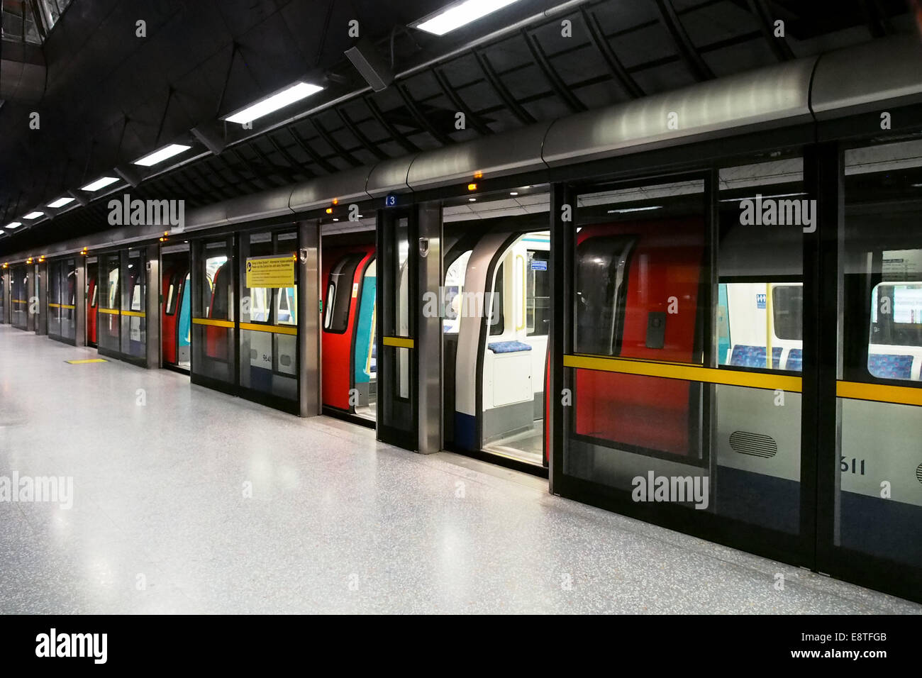 London North Greenwich tube station platform Stock Photo - Alamy