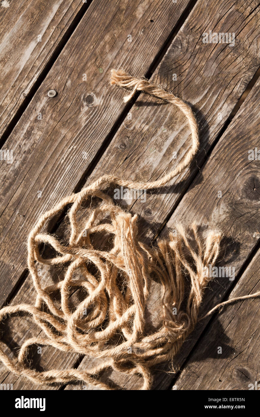 rope on the wood table texture Stock Photo - Alamy