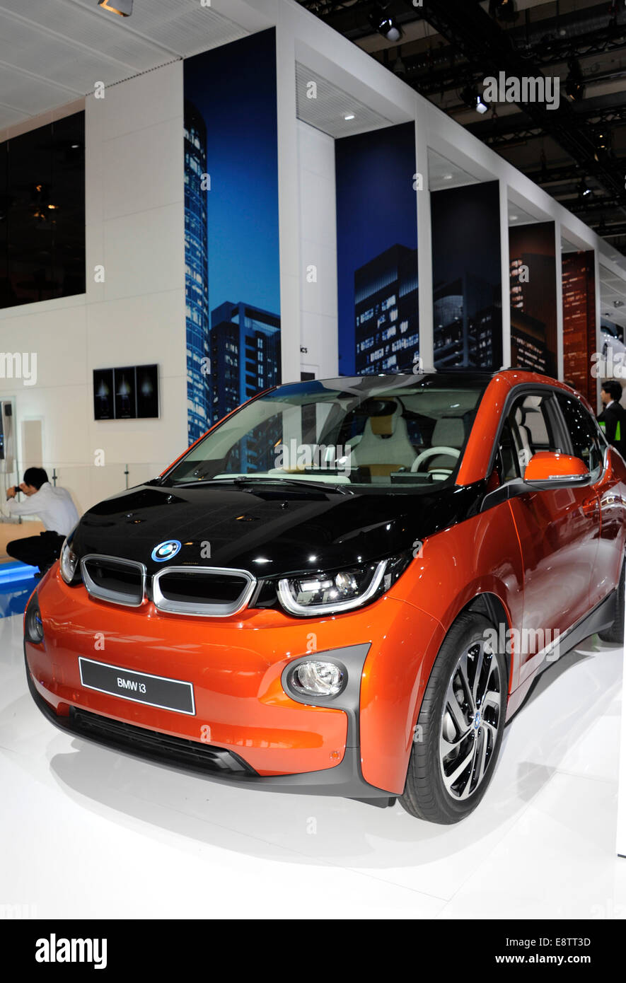 Electric car paris hi-res stock photography and images - Alamy
