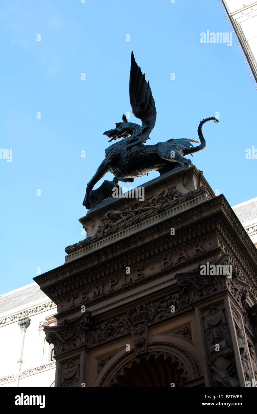 Dragon statue fleet street hi-res stock photography and images - Alamy