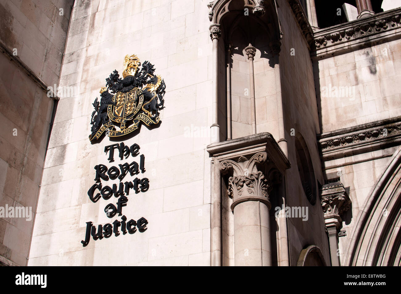 Royal court of arms united kingdom hi-res stock photography and images ...