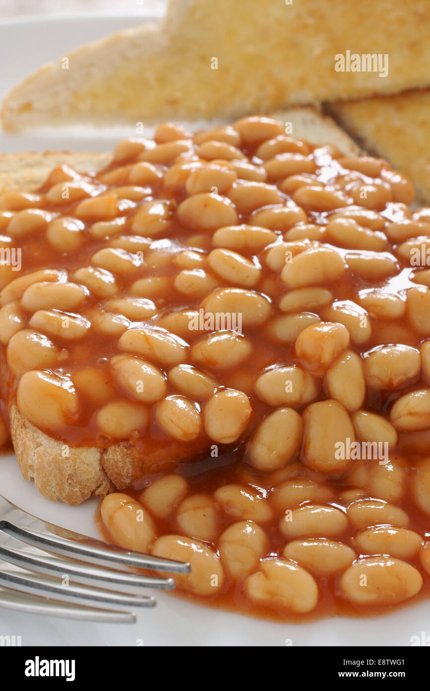 Heinz baked beans in tomato sauce hi-res stock photography and images ...