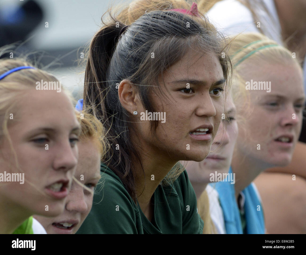 Usa. 8th Oct, 2014. SPORTS -- Hope's Alejandra Chavez, center, on the ...