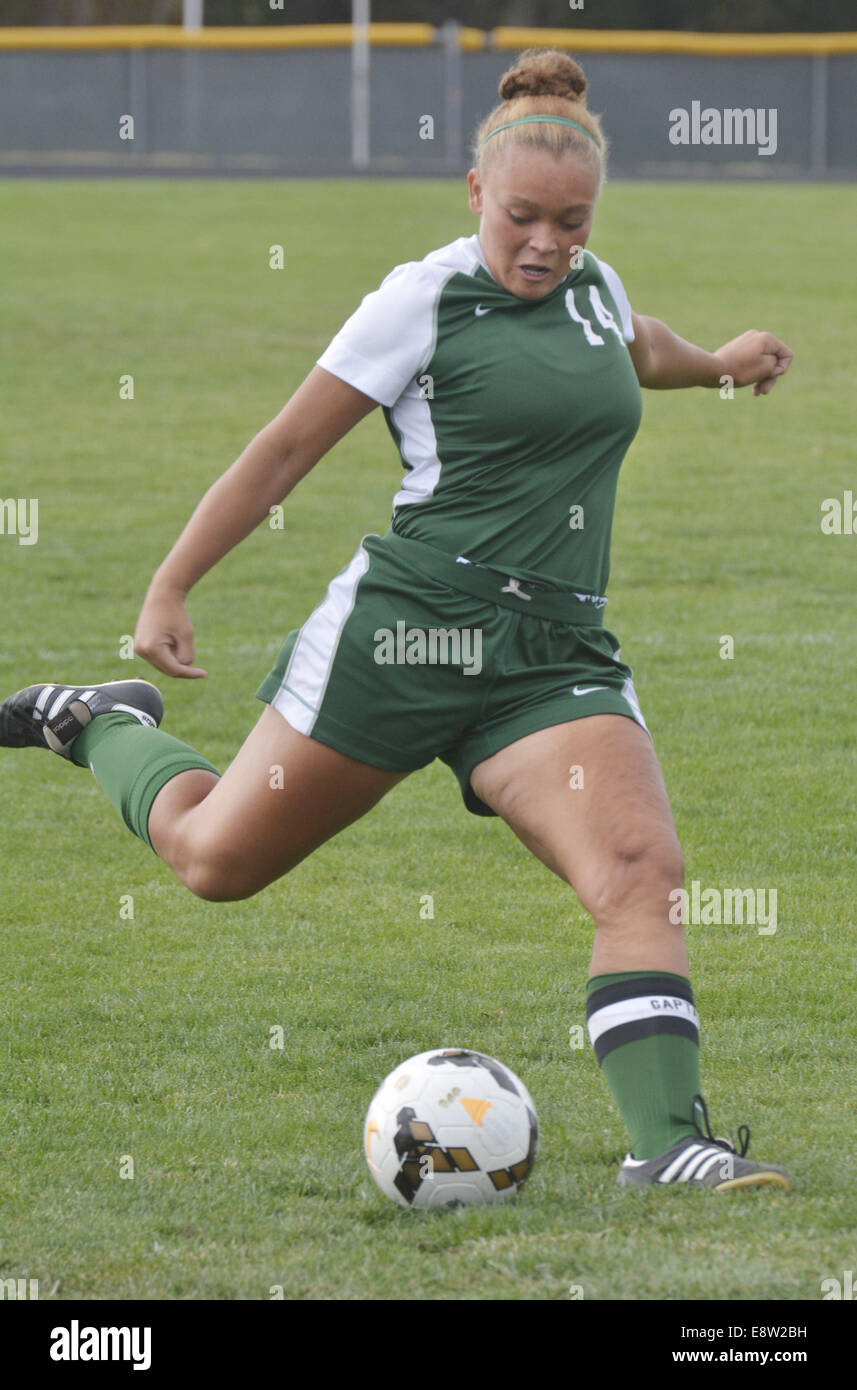Usa. 8th Oct, 2014. SPORTS -- Hope's Kristan Traeger kicks the ball ...