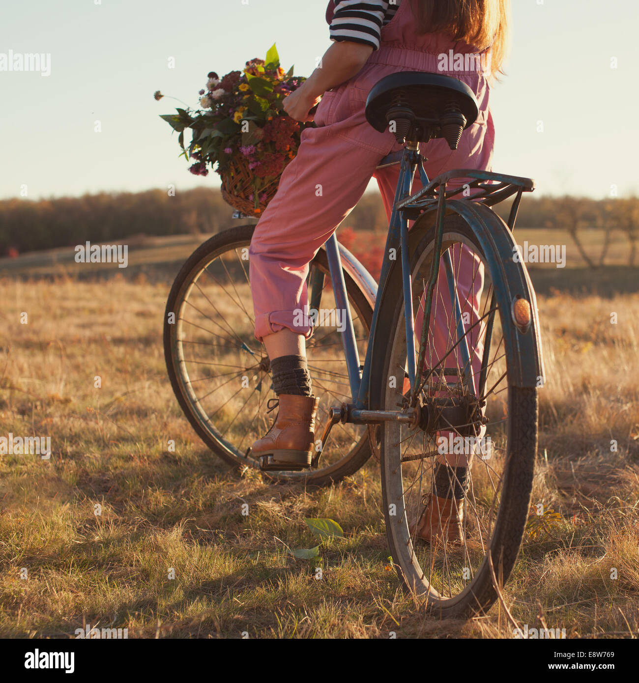 Oldfashioned girl ready to ride a retro bike Stock Photo - Alamy