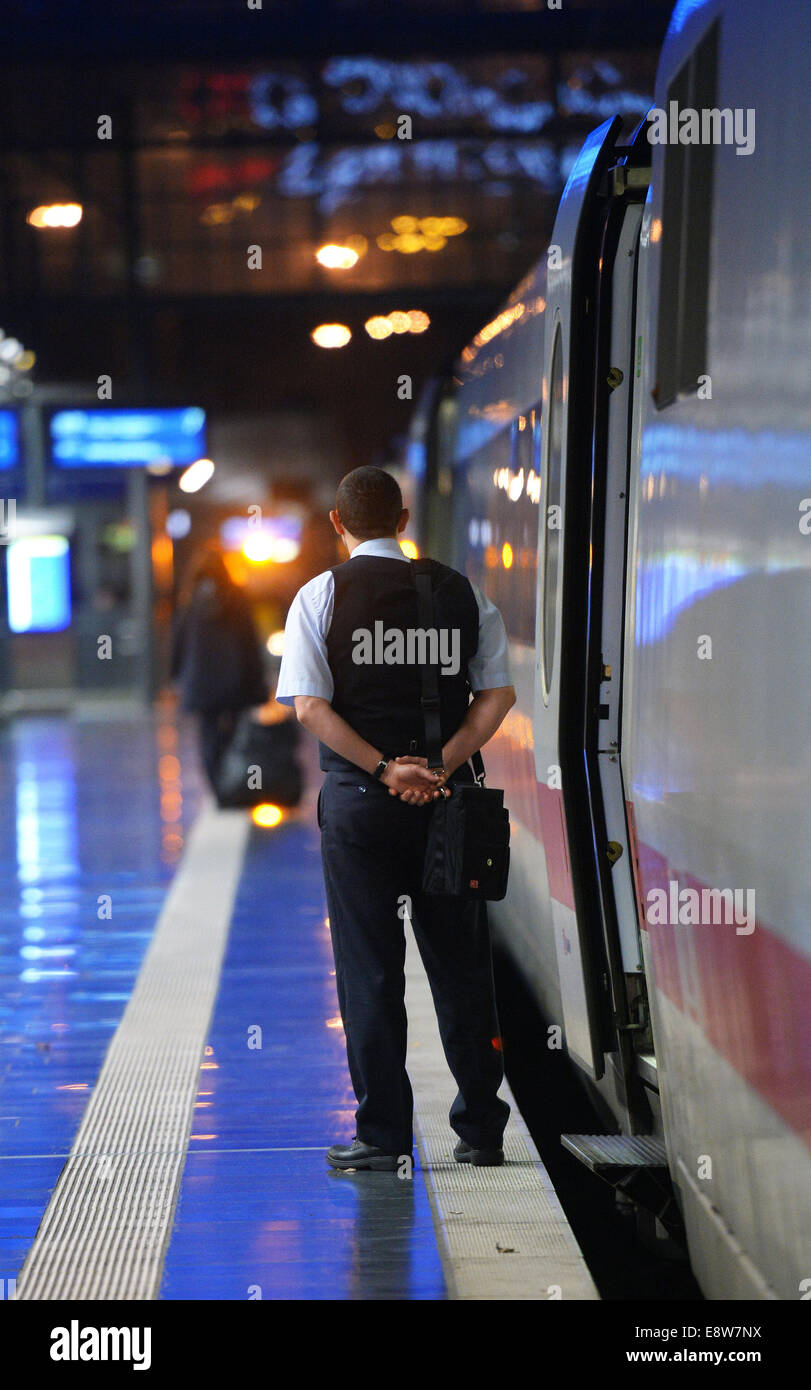 Strike conductor hi-res stock photography and images - Alamy