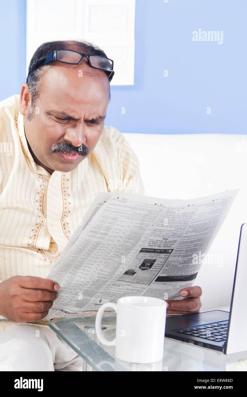 Computer person news reading hi-res stock photography and images - Alamy