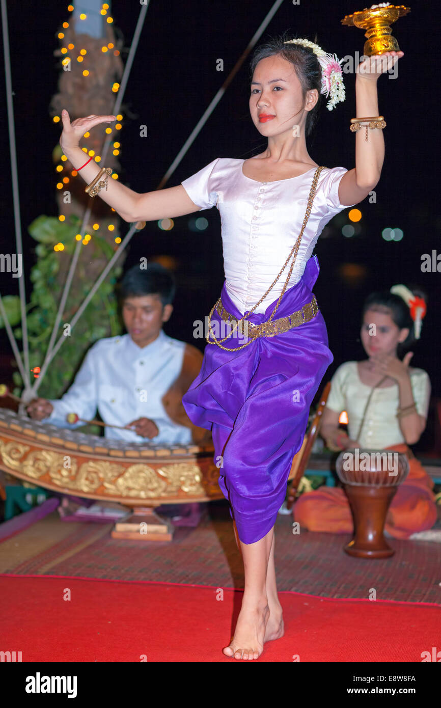 Traditional Cambodian dancer, Phnom Penh, Cambodia Stock Photo - Alamy
