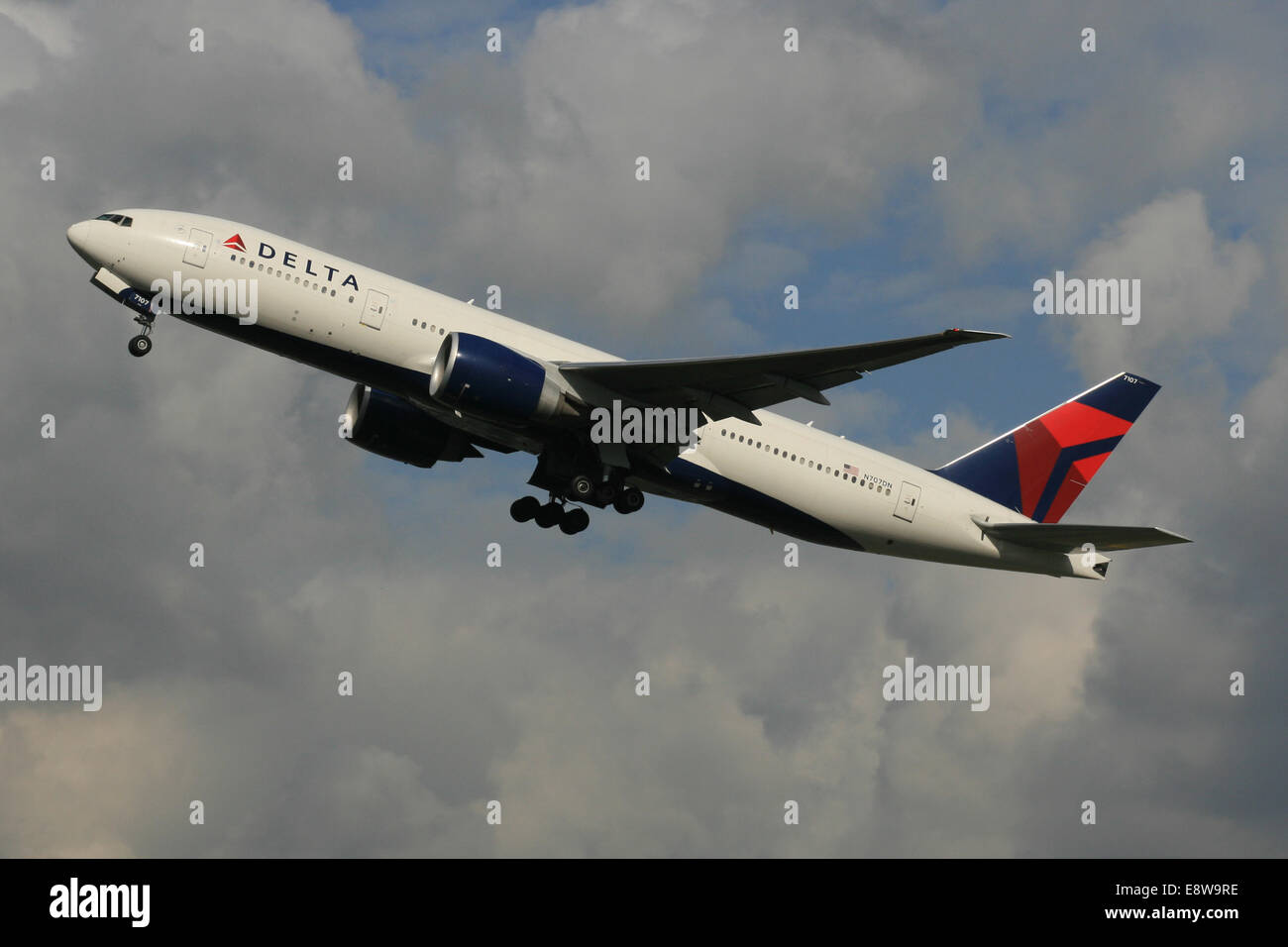 Delta airlines boeing 777 hi-res stock photography and images - Alamy