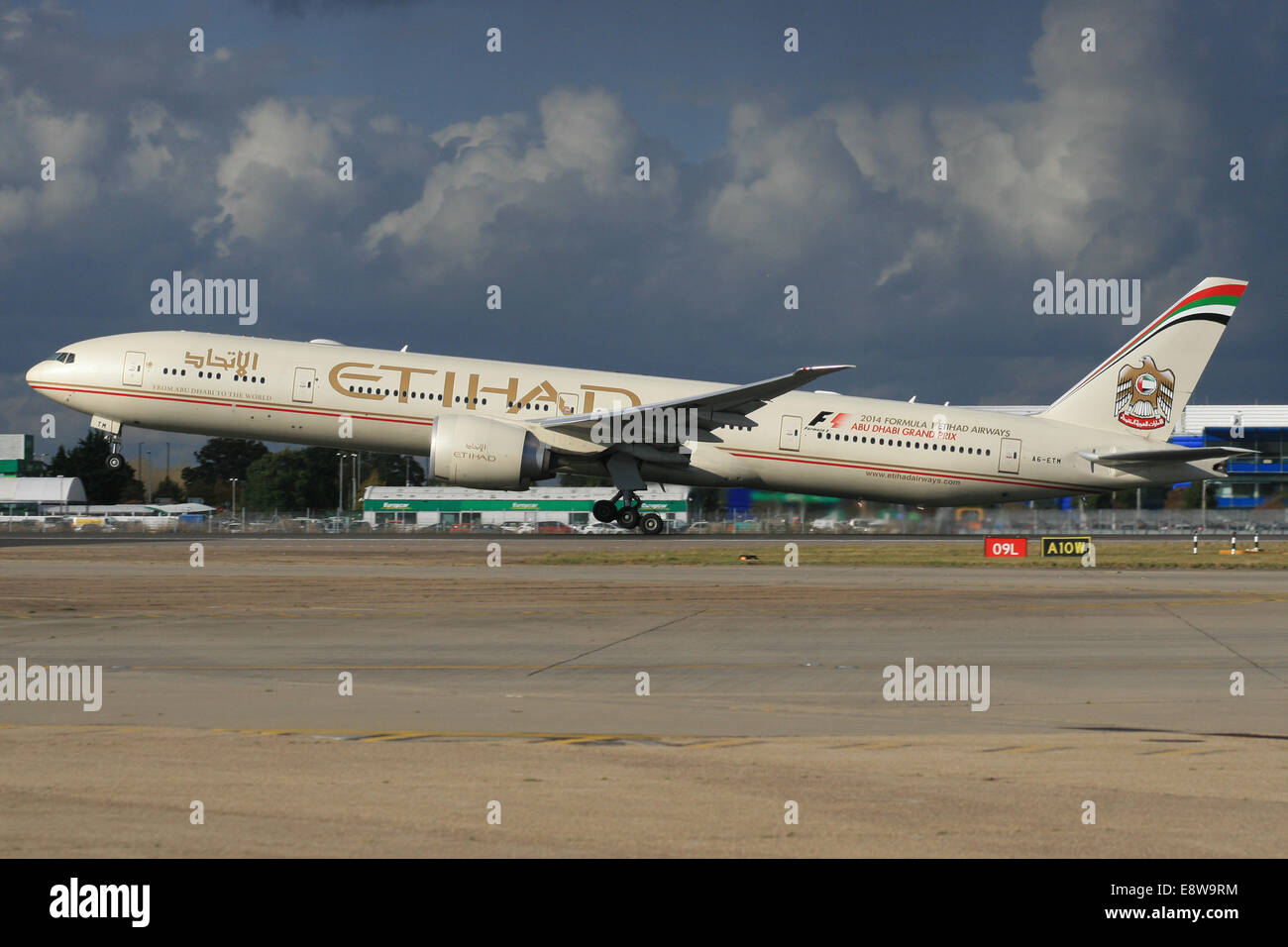 Etihad boeing 777 hi-res stock photography and images - Alamy