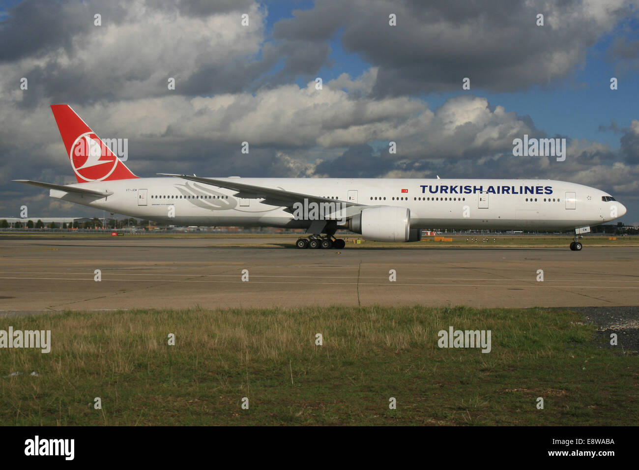 Turkish airlines boeing 777 airport hi-res stock photography and images ...