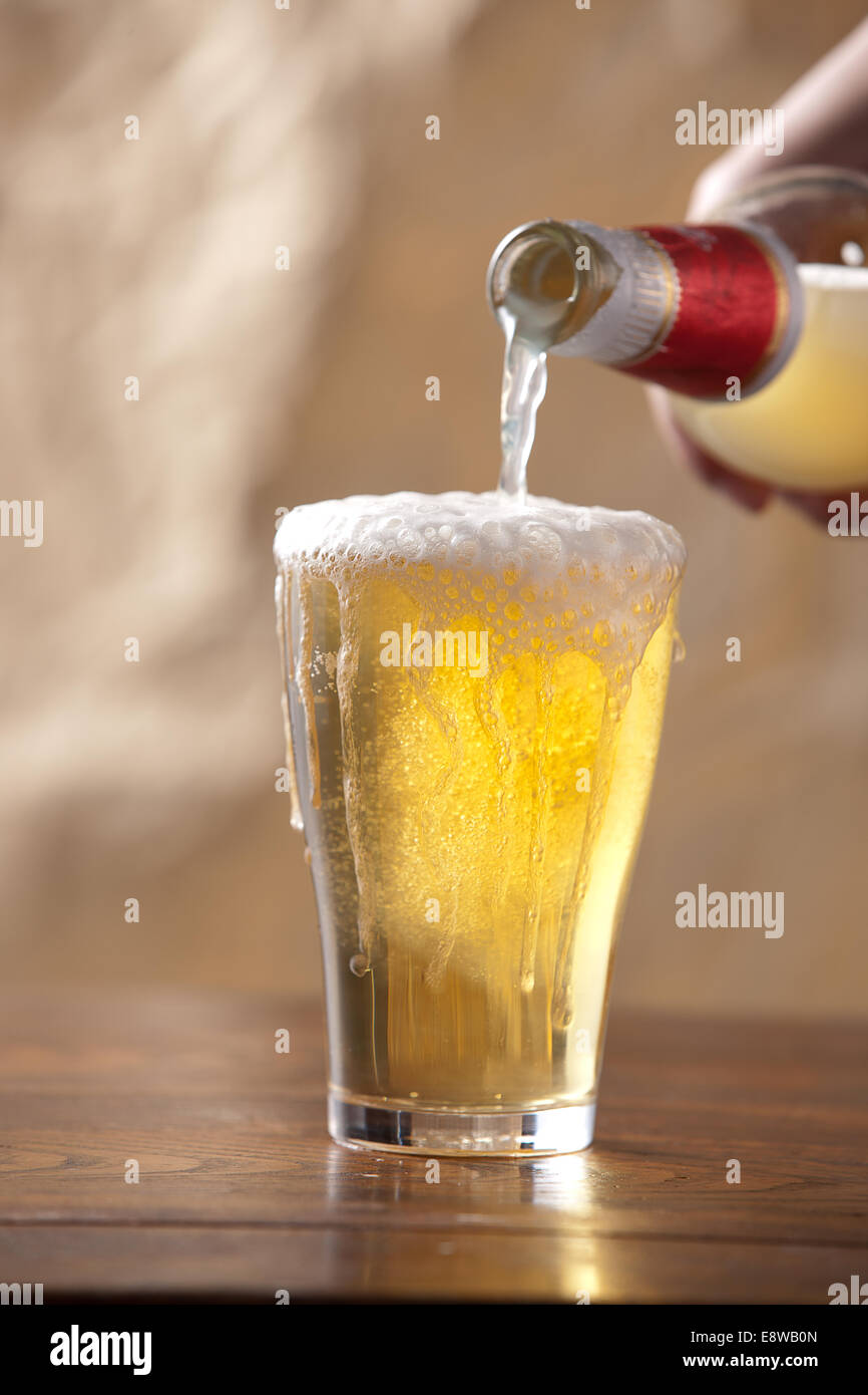 Beer falling spilling hi-res stock photography and images - Alamy