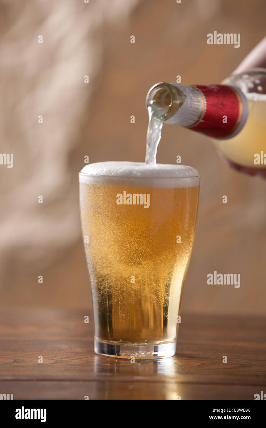 Beer falling spilling hi-res stock photography and images - Alamy