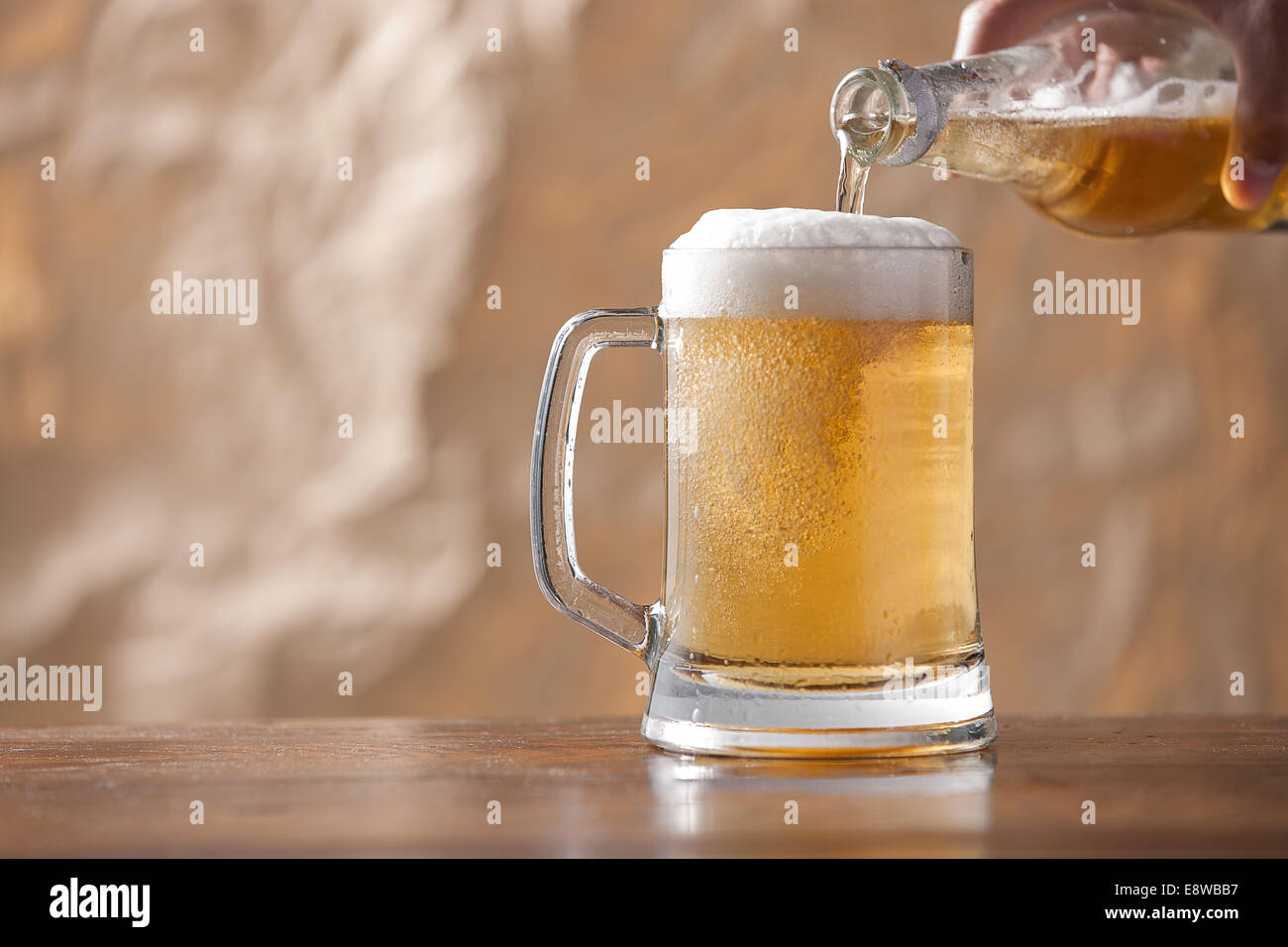 Beer falling spilling hi-res stock photography and images - Alamy